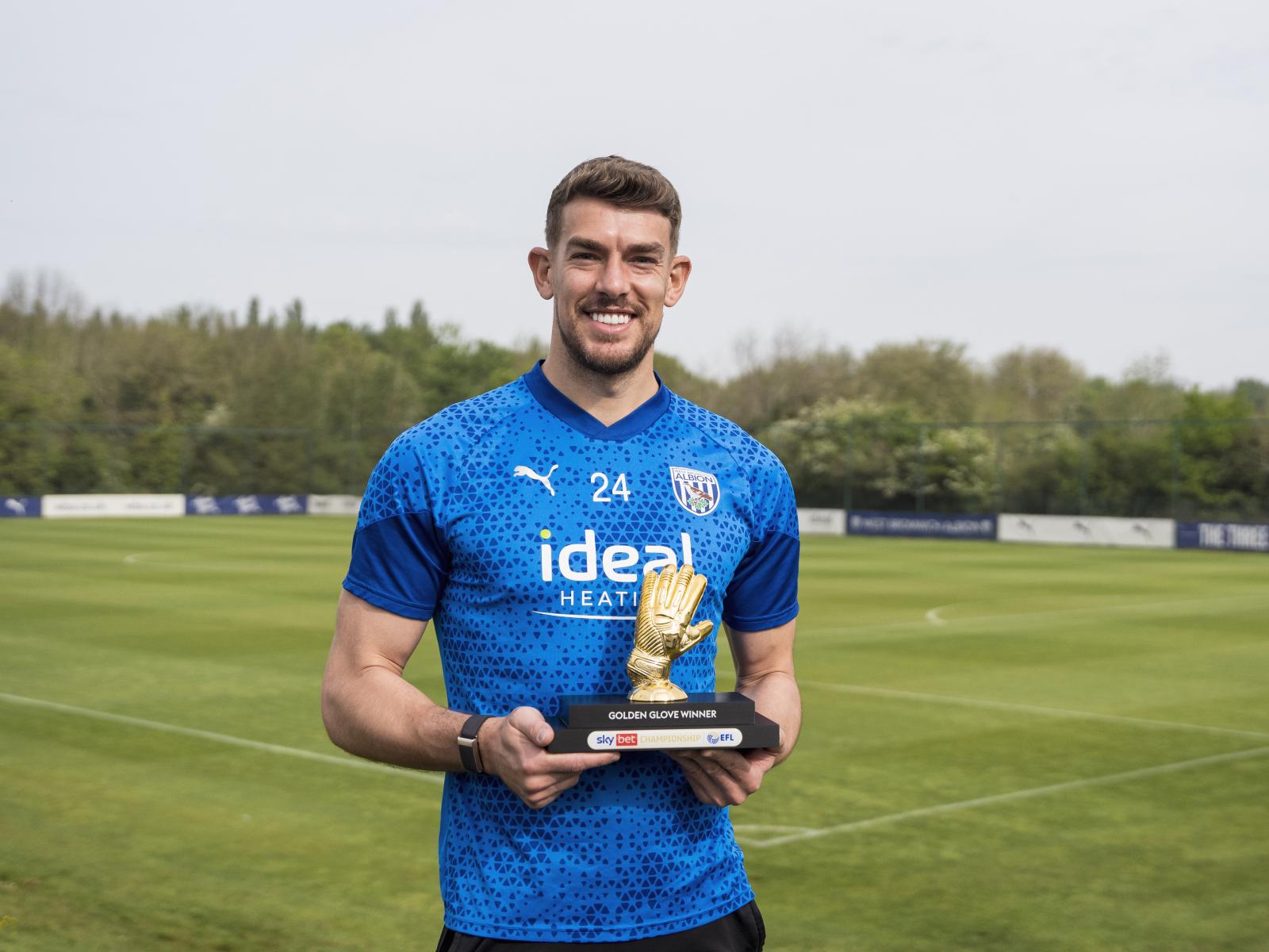 Alex Palmer presented with Sky Bet Championship Golden Glove award ...