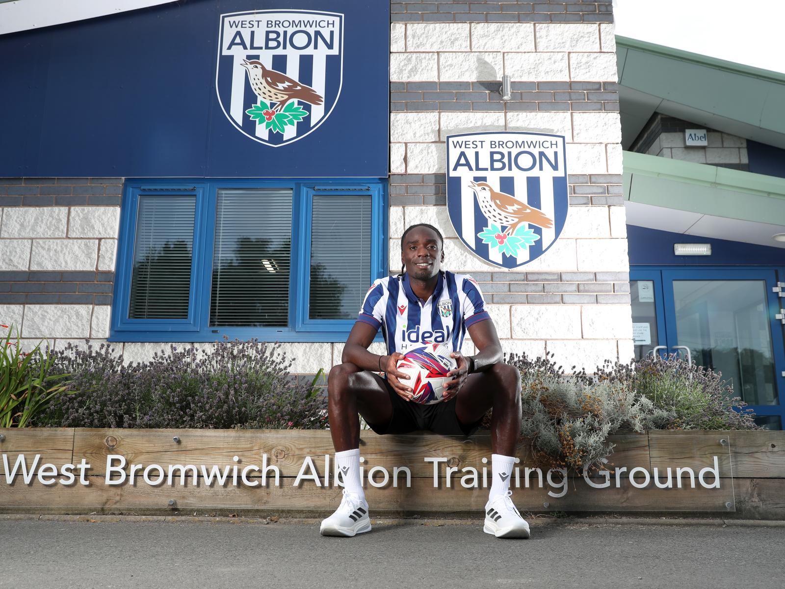 GALLERY | Devante Cole becomes a Baggie! 📸 | West Bromwich Albion